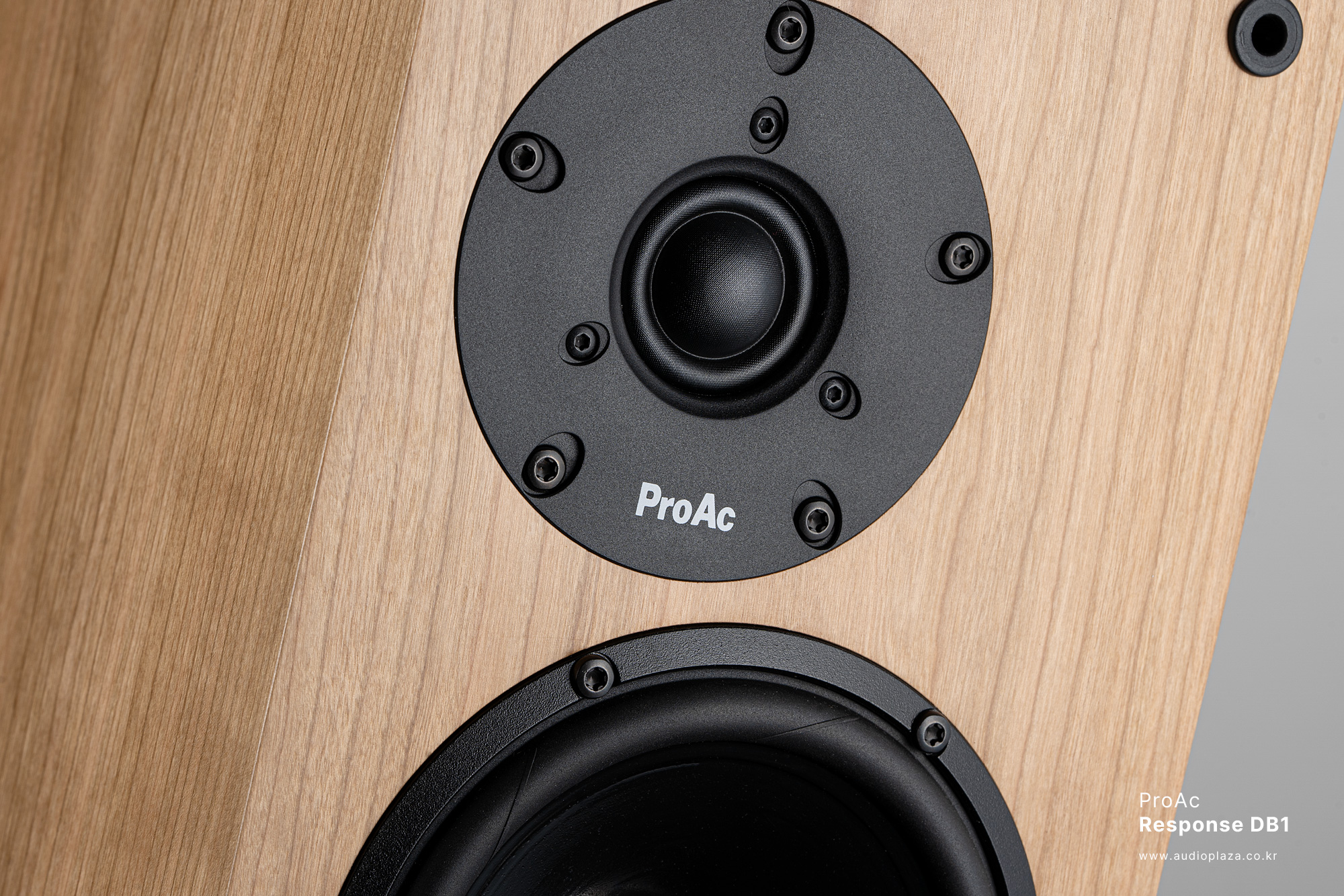 프로악 레스폰스 DB1 - 현대적 변화로 세련미가 더해진 북쉘프의 베스트셀러 - DDOMAG: 두두오 x 하이파이매거진